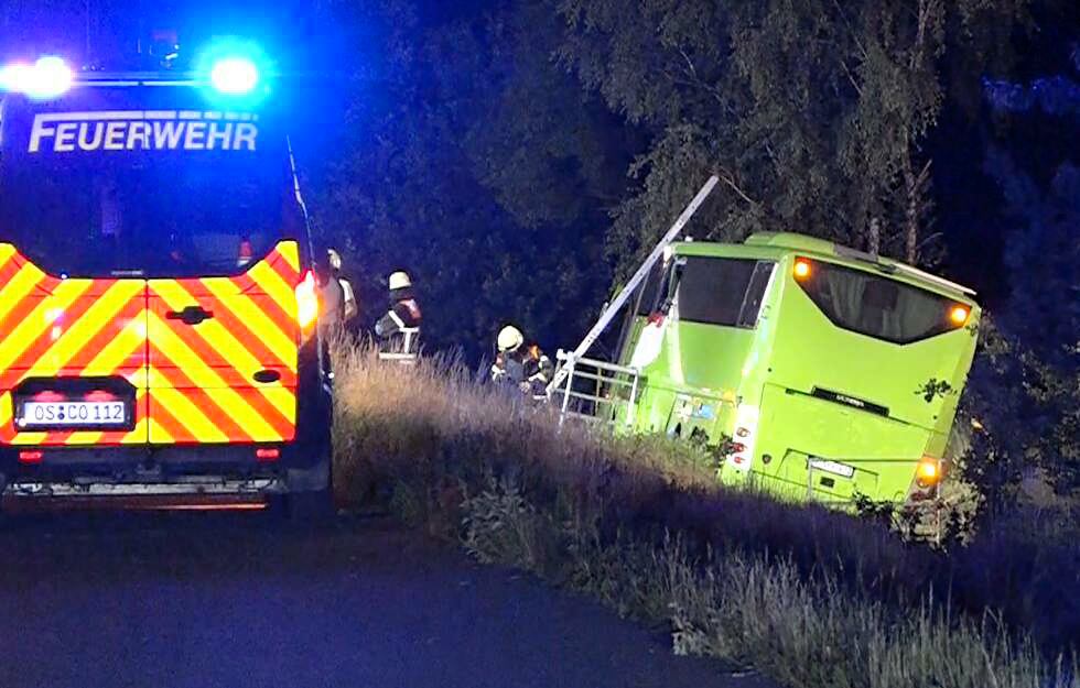 Schwerer Flixbus-Unfall auf der Autobahn! Vollbesetzter Reisebus rast ...