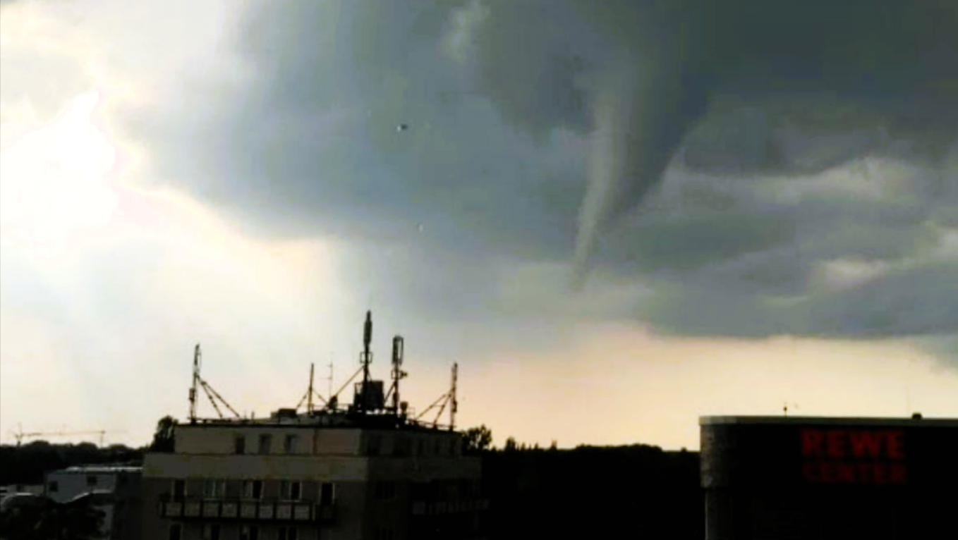 Tornado verwüstet Stadt in Bayern - Unwetter in Deutschland immer dramatischer! Vipflash