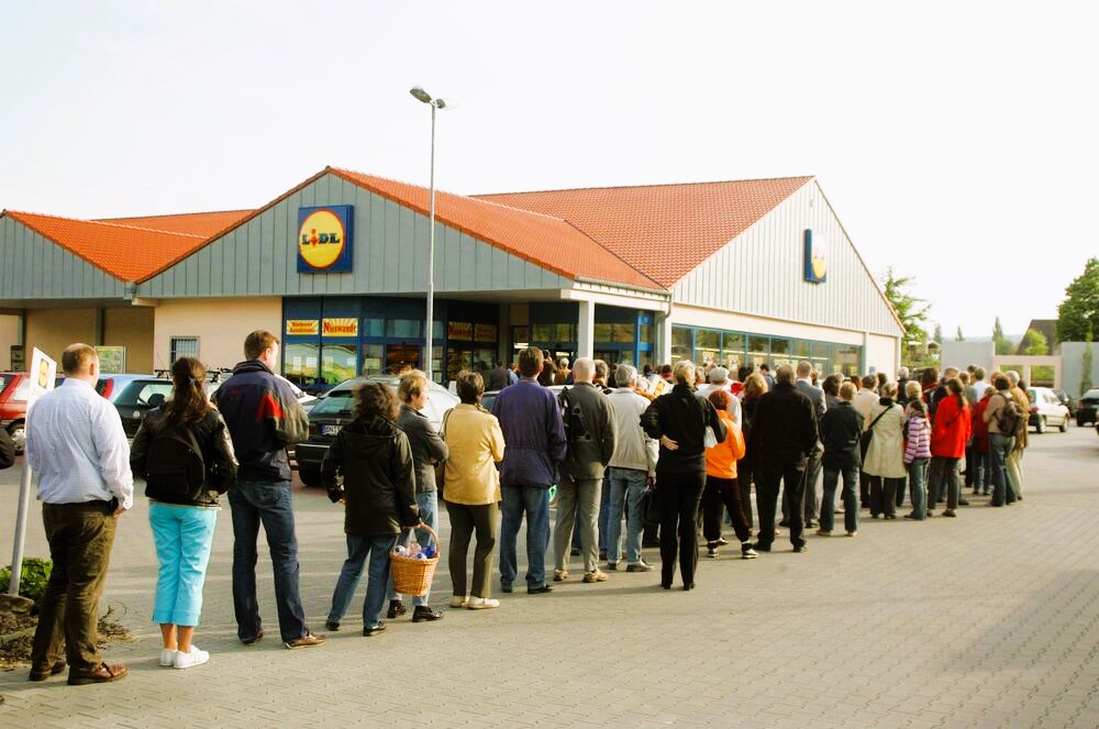 LIDL-Markt evakuiert! Feuerwehr rückt an - große Sorge nach seltsamen Gerüchen - was ist ...