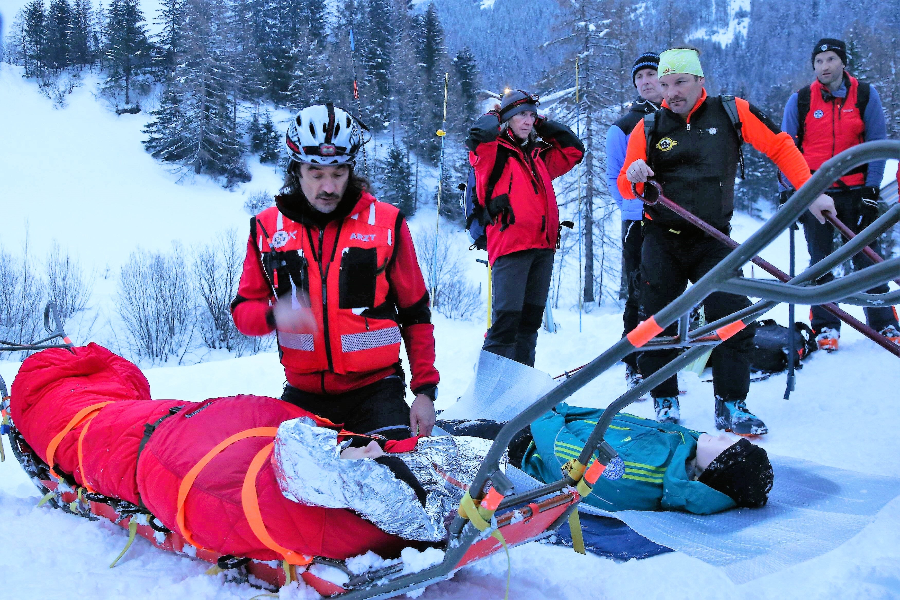Toter auf der Zugspitze! Skifahrer entdeckt Leiche auf der Piste! Vipflash